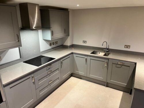 Howdens As New Shaker Style Graphite Grey Kitchen & Peninsular ...