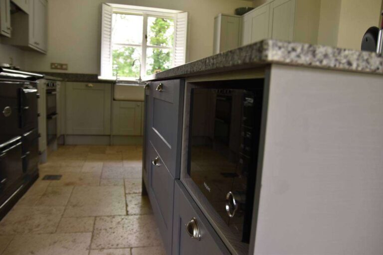 Howdens Modern Shaker Grey Kitchen & Island & Utility Room - 3832100