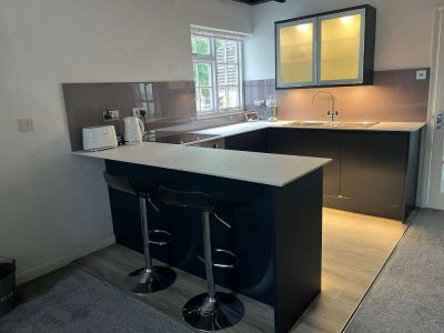 Compact Howdens Navy Modern Kitchen - Lamona Appliances - 3832160