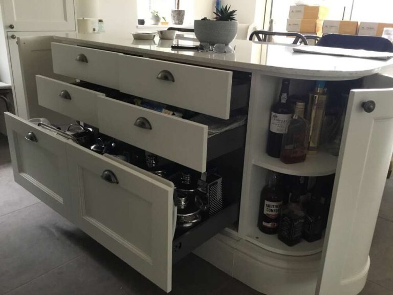 Howdens Elmbridge Porcelain Shaker Kitchen & Island - 3832179 - Used ...