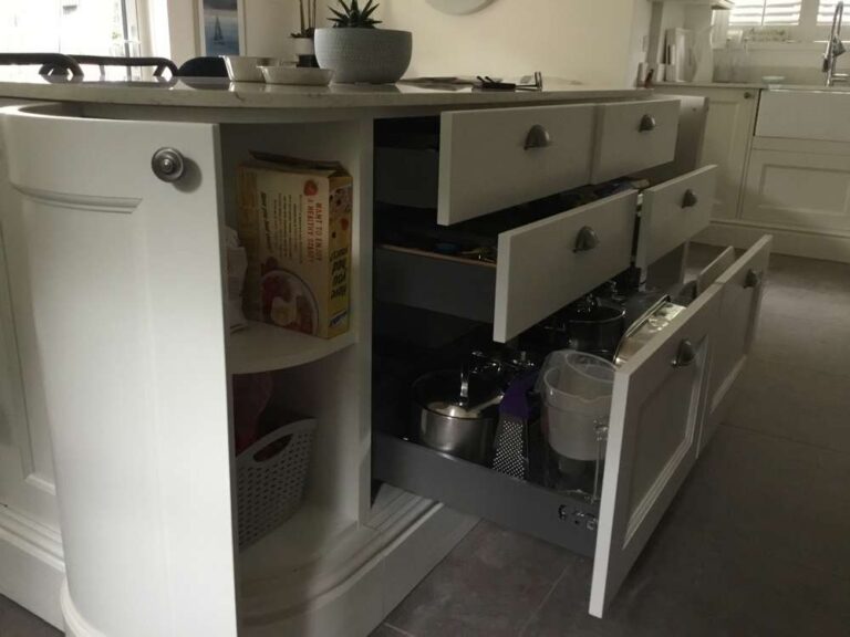 Howdens Elmbridge Porcelain Shaker Kitchen & Island - 3832179 - Used ...
