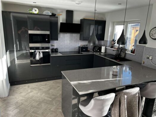 Howdens Clerkenwell Charcoal Gloss Kitchen & Appliances Quartz Worktops ...