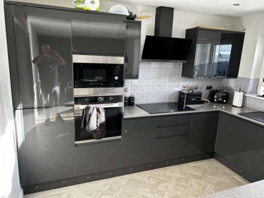 Howdens Clerkenwell Charcoal Gloss Kitchen & Appliances Quartz Worktops ...