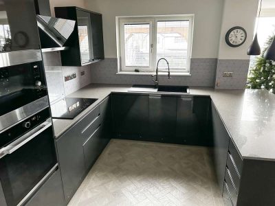 Howdens Clerkenwell Charcoal Gloss Kitchen & Appliances Quartz Worktops ...