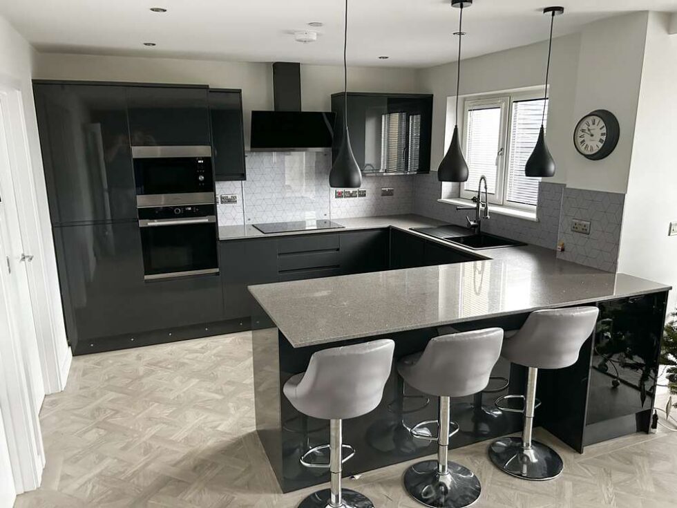 Howdens Clerkenwell Charcoal Gloss Kitchen & Appliances Quartz Worktops ...