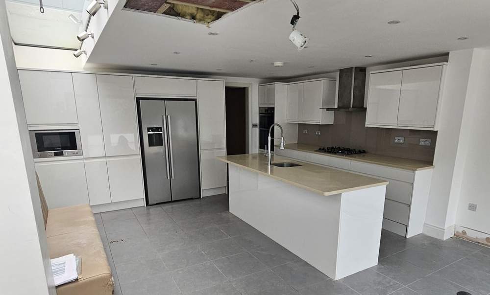 Modern Howdens White Handleless Soft Close Kitchen and Island - 3832476 ...
