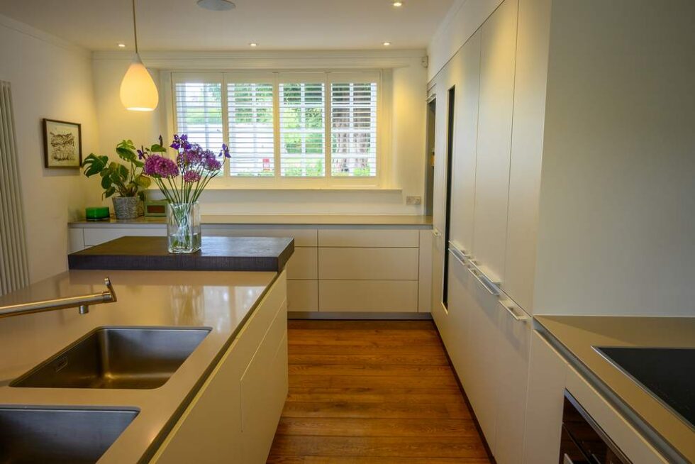 Bulthaup B3 Kaolin White Modern Kitchen with Large Matching Island ...