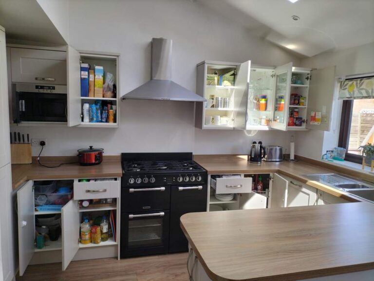 Howdens Burford Stone Grey Shaker Kitchen with Peninsula - 3832579 ...