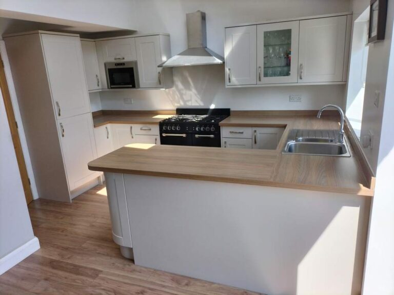 Howdens Burford Stone Grey Shaker Kitchen with Peninsula - 3832579 ...