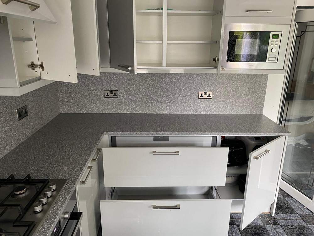 Modern Magnet Studio Grey Gloss Kitchen – Granite (Peak Stone) Worktops ...