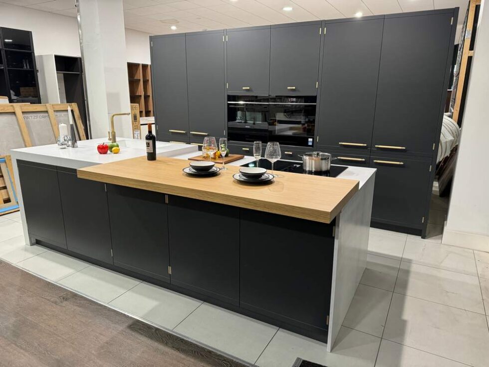 Ex Display Miton Anunba Anthracite Kitchen with Island inc Breakfast ...