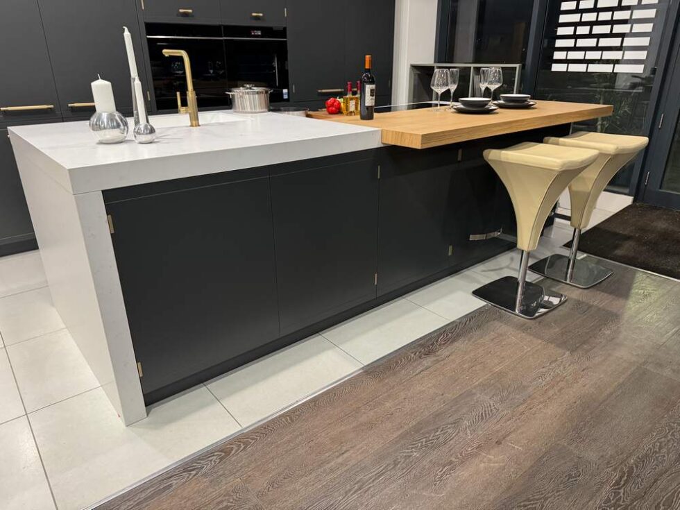 Ex Display Miton Anunba Anthracite Kitchen with Island inc Breakfast ...