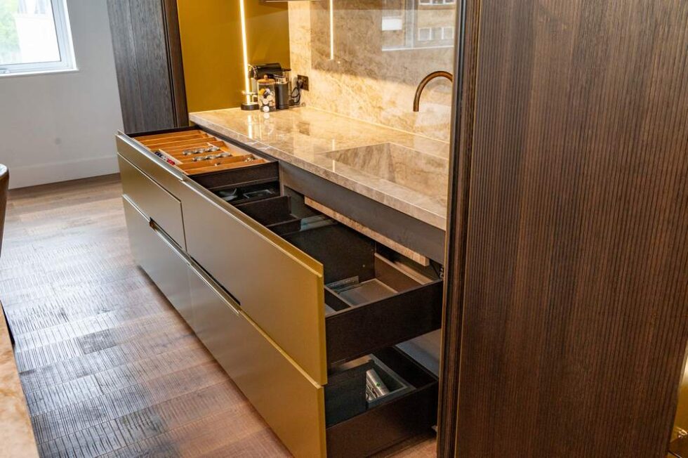 Ex Display Luxury Italian LineaQuattro Cucina 3 Kitchen & Island ...