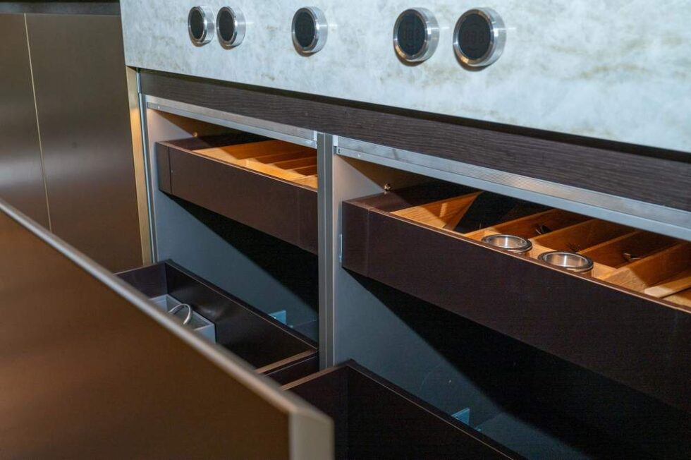Ex Display Luxury Italian LineaQuattro Cucina 3 Kitchen & Island ...