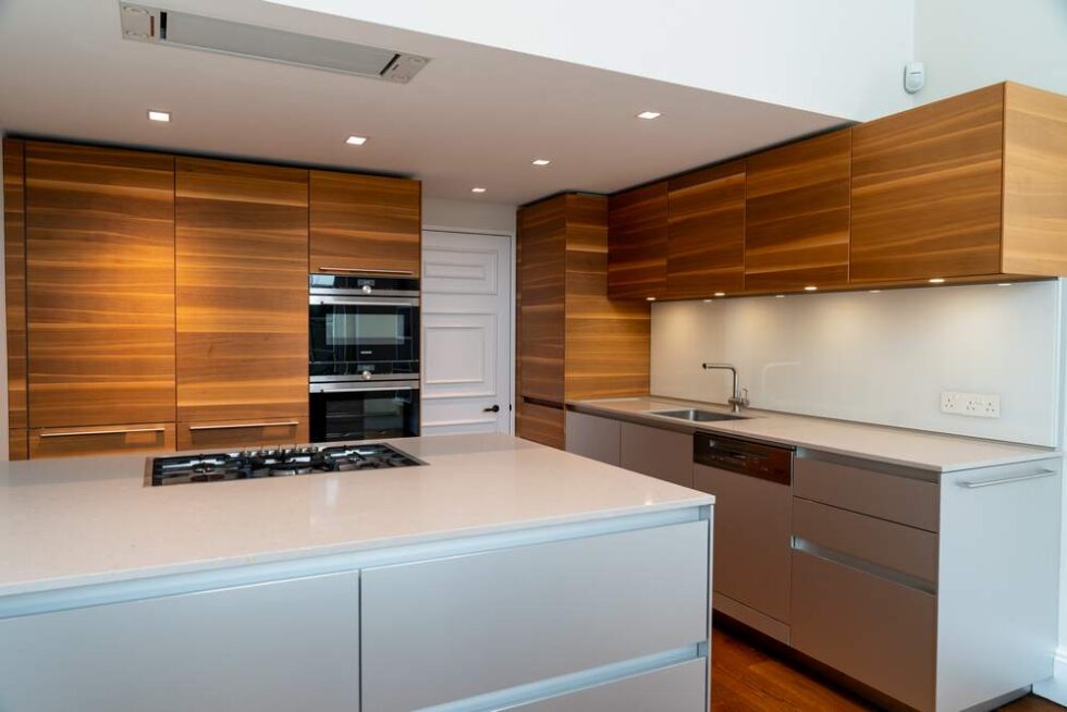 Luxury Bulthaup Aluminium & Walnut Handleless Kitchen & Peninsula ...
